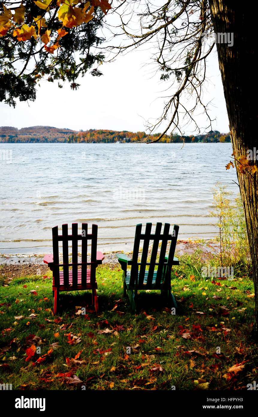Chairs under a tree hi-res stock photography and images - Alamy