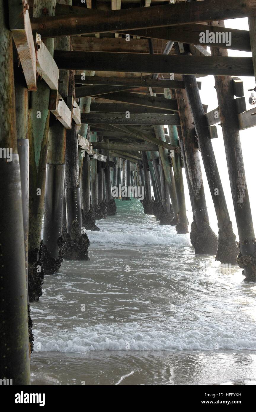 Breaking waves under pier hi-res stock photography and images - Alamy