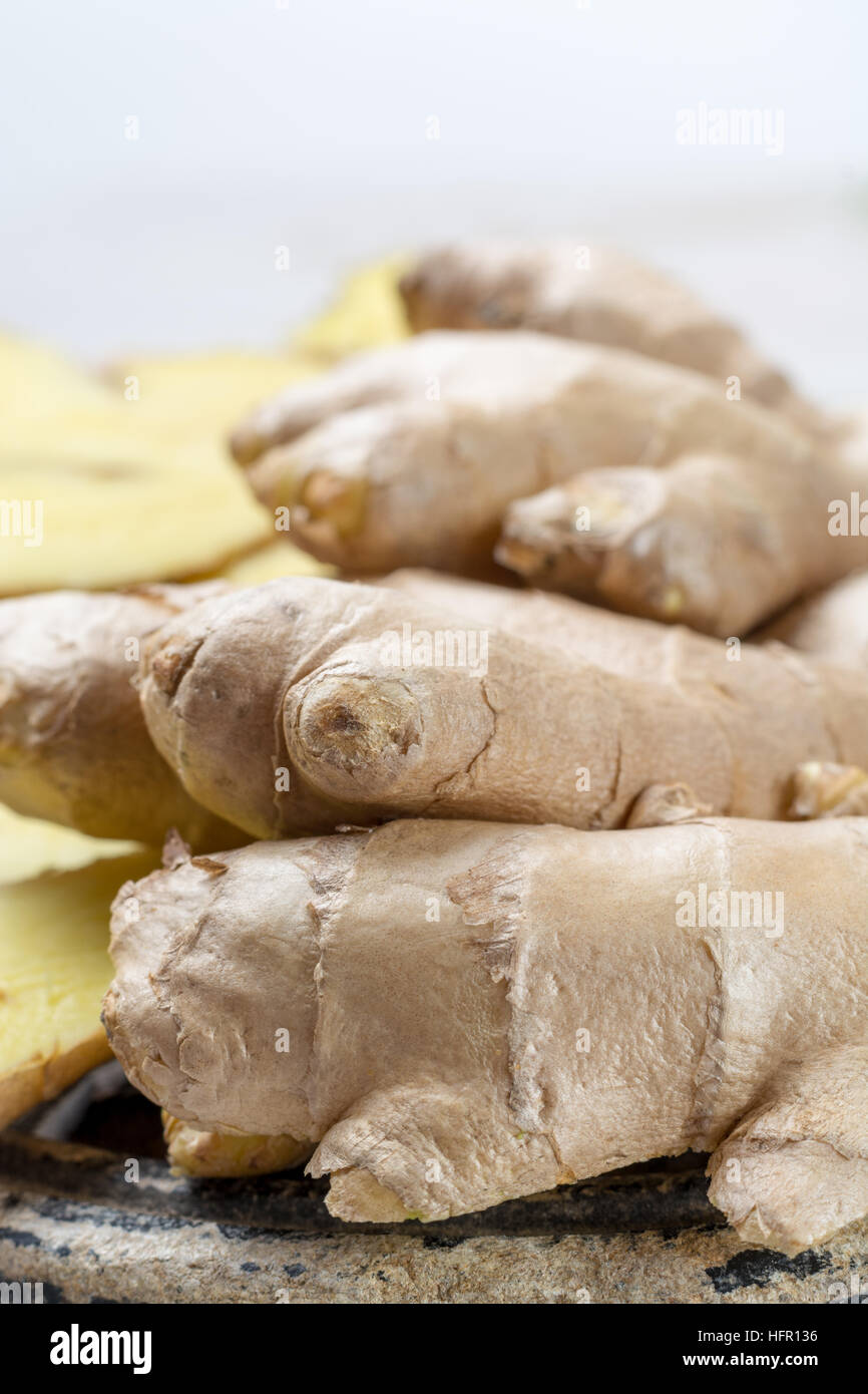 Fresh sliced raw ginger - ingredient for healthy food Stock Photo - Alamy