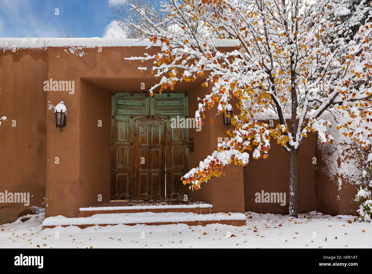 Adobe style home in tierra hi-res stock photography and images - Alamy