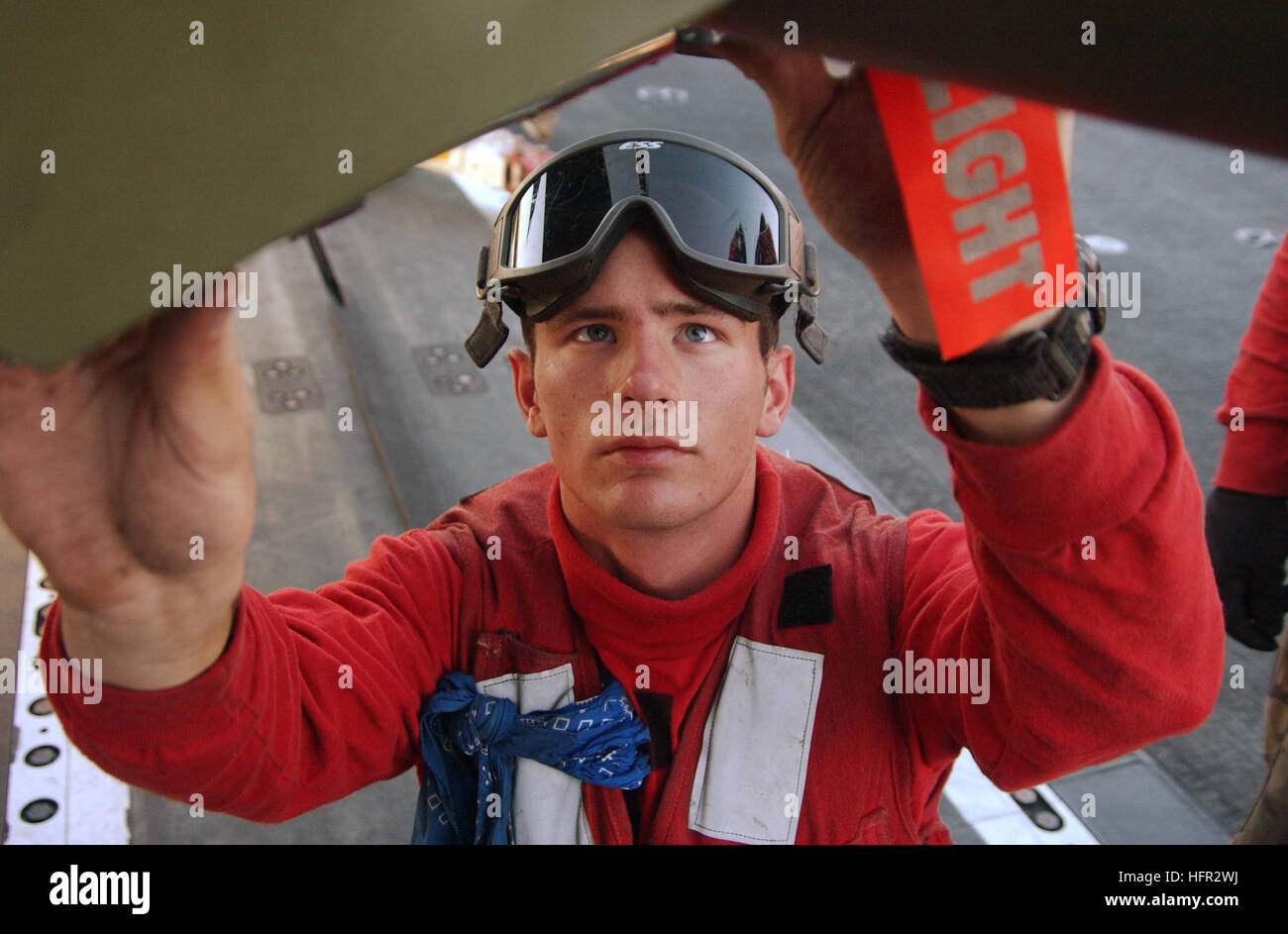 060225-N-4776G-124 Persian Gulf (Feb. 25, 2006) - Aviation Ordnancemen ...