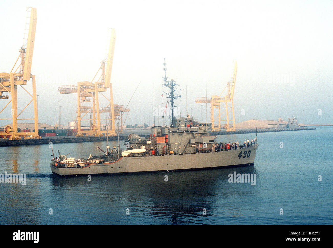 A starboard beam view of the ocean minesweeper USS LEADER (MSO-490 ...