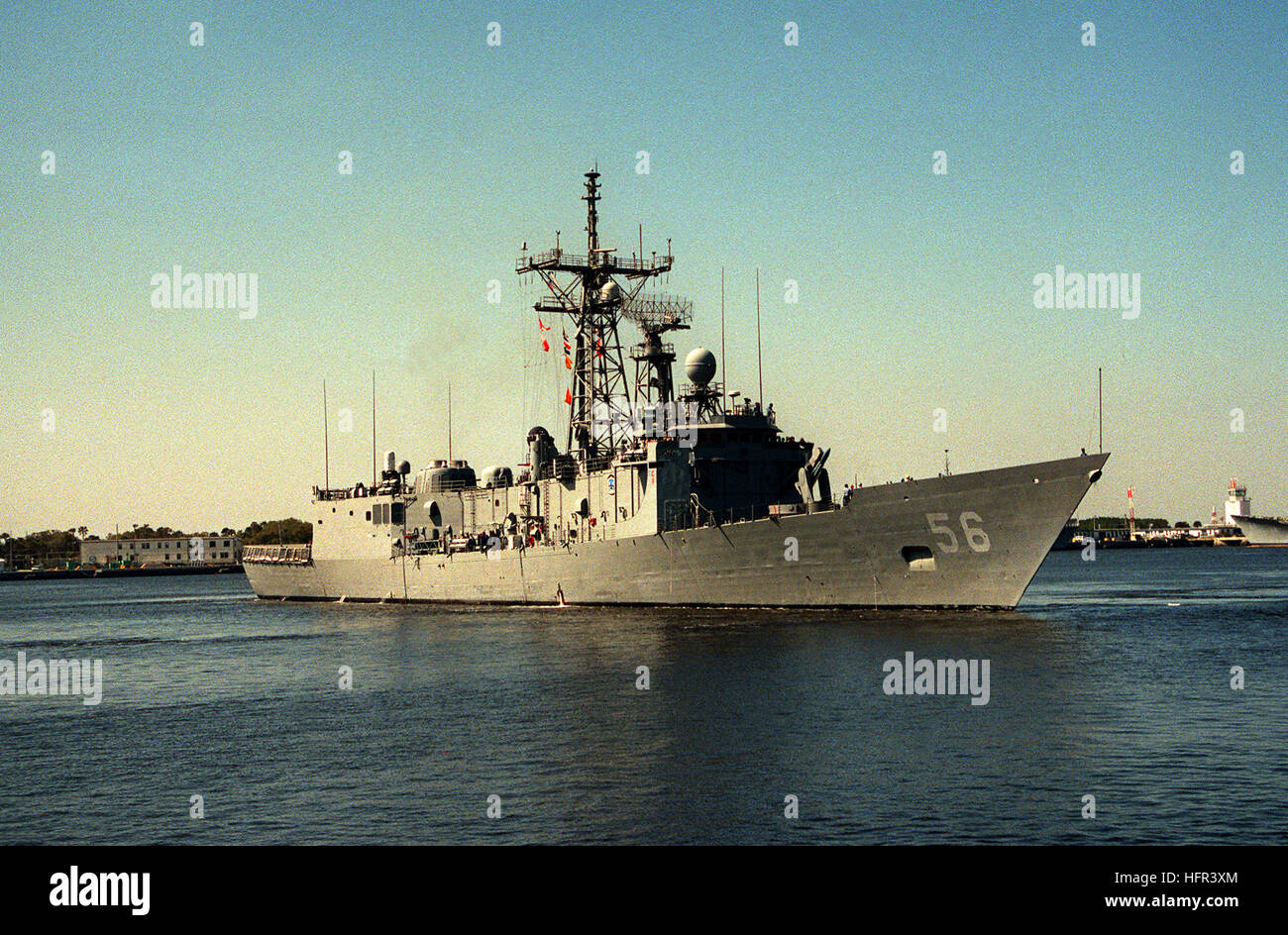 A starboard bow view of the guided missile frigate USS SIMPSON (FFG-56 ...