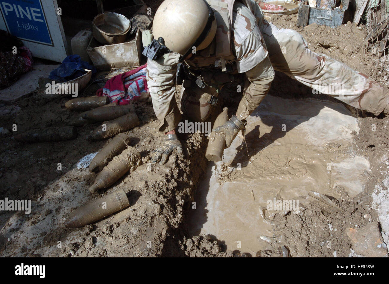 060420-N-7586B-131 Baghdad, Iraq, (April 20, 2006) - U.S. Navy Hull ...