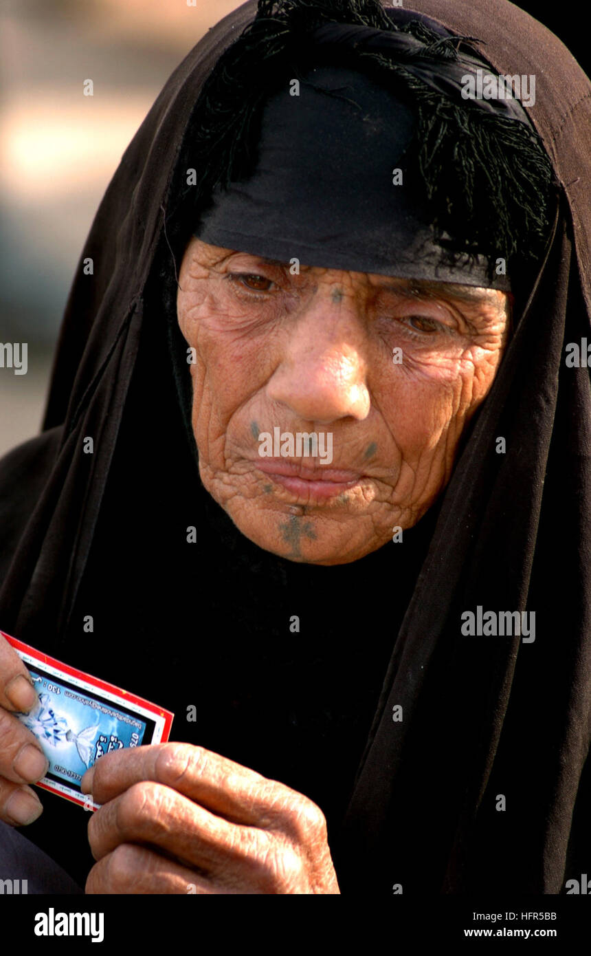 Aid food bags woman hi-res stock photography and images - Alamy