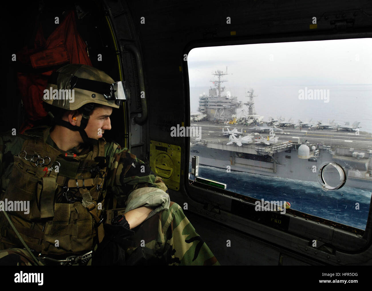 Underway seahawk helicopter landing hi-res stock photography and images ...