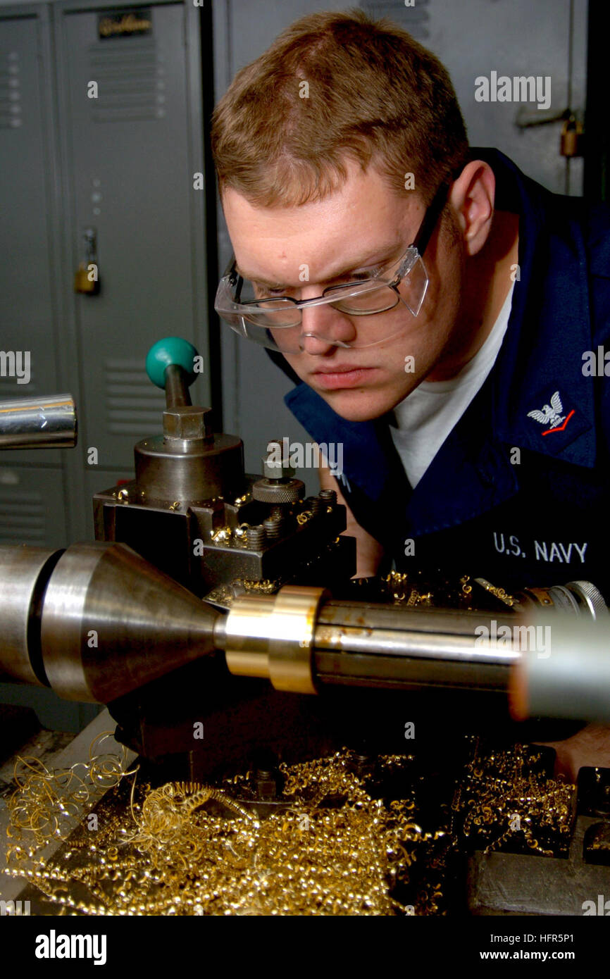 070507-N-5248R-005 NORFOLK, Va. (May 7, 2007) - Machinery Repairman 3rd ...