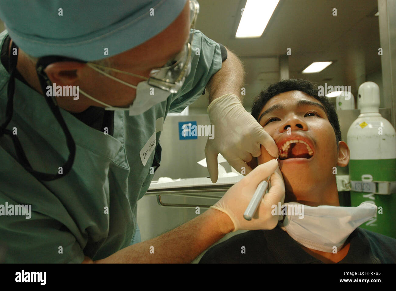 Military personnel perform medical hi-res stock photography and images - Alamy