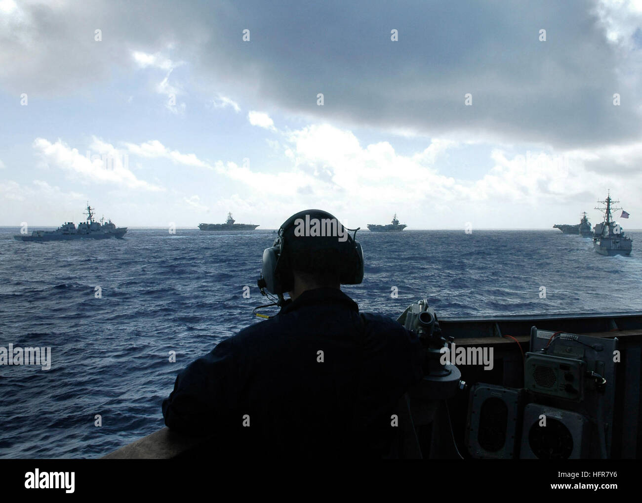 060618-N-4166B-120 Philippine Sea (June 18, 2006) - Boatswain's Mate ...