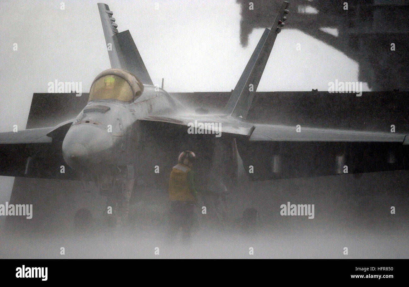 060622-N-7130B-425 Pacific Ocean (June 22, 2006) - An aircraft handler ...