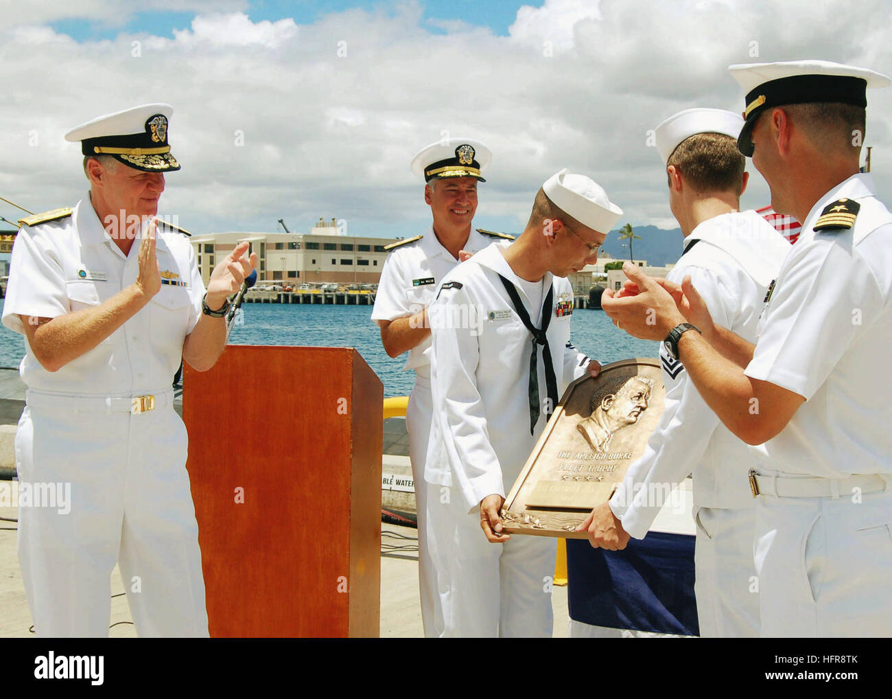 060815-N-9486C-001 Pearl Harbor, Hawaii (Aug. 15, 2006) - Commander, U ...