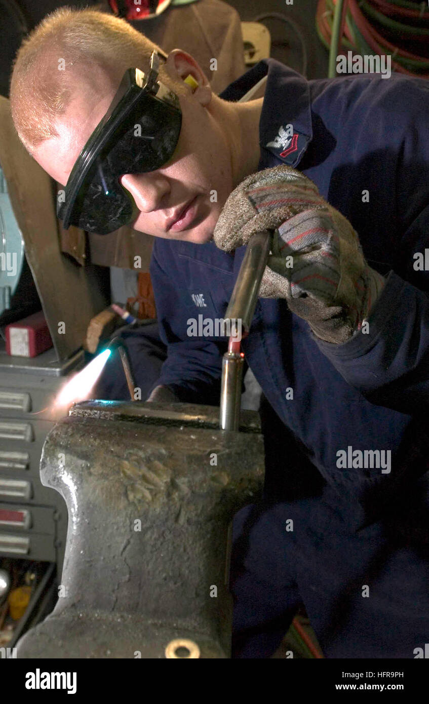 060902-N-9851B-007 Pacific Ocean (Sept. 2, 2006) - Hull Technician 2nd ...