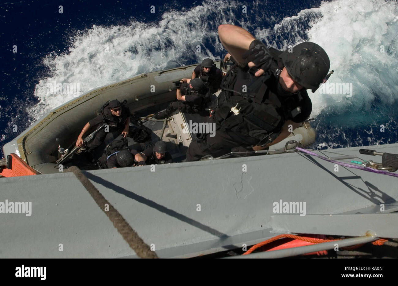 060909-N-9851B-003 Pacific Ocean (Sept. 9, 2006) - Gunner's Mate ...