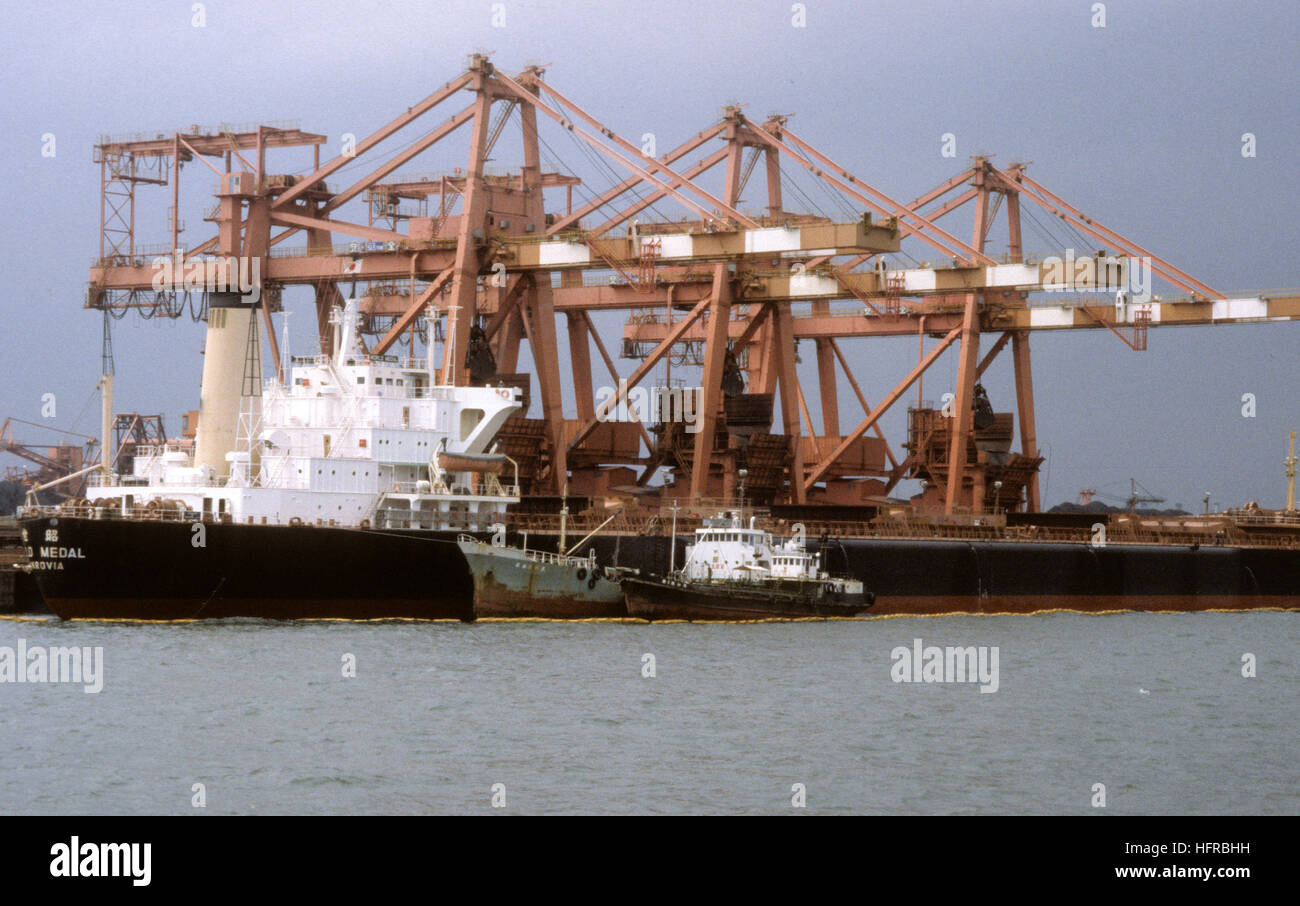 CONTAINER SHIP in the harbor outside Tokyo 2000 Stock Photo - Alamy