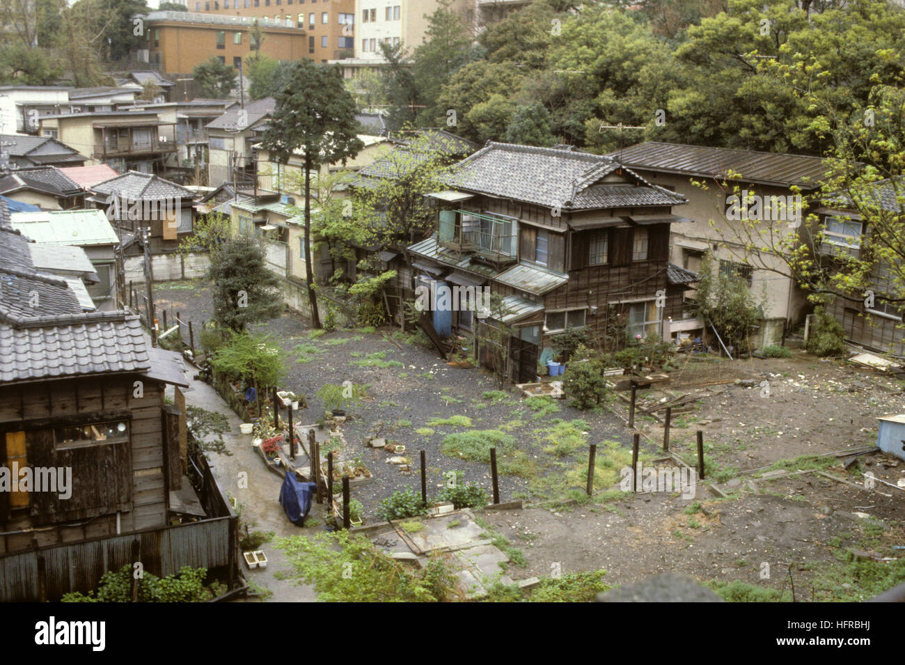 JAPAN Tokyo Old houses in the city Stock Photo - Alamy