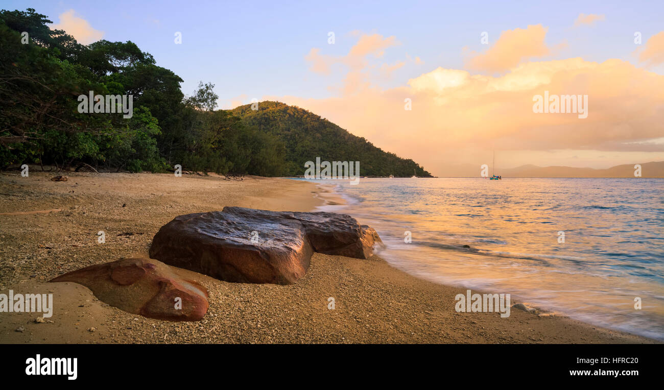 Welcome Bay beach at sunrise. Fitzroy Island, Queensland, Australia ...