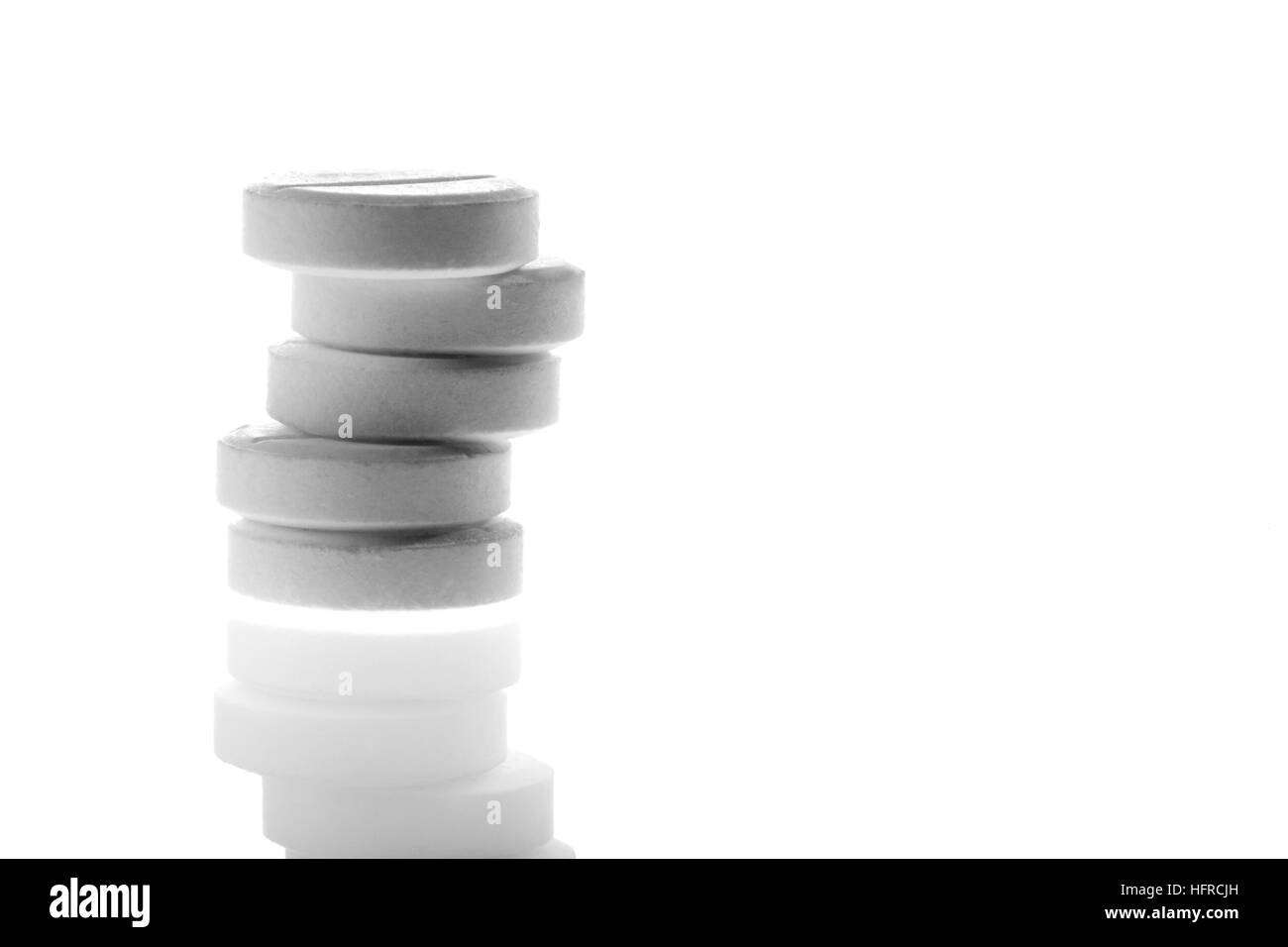 White pills, stacked Stock Photo - Alamy