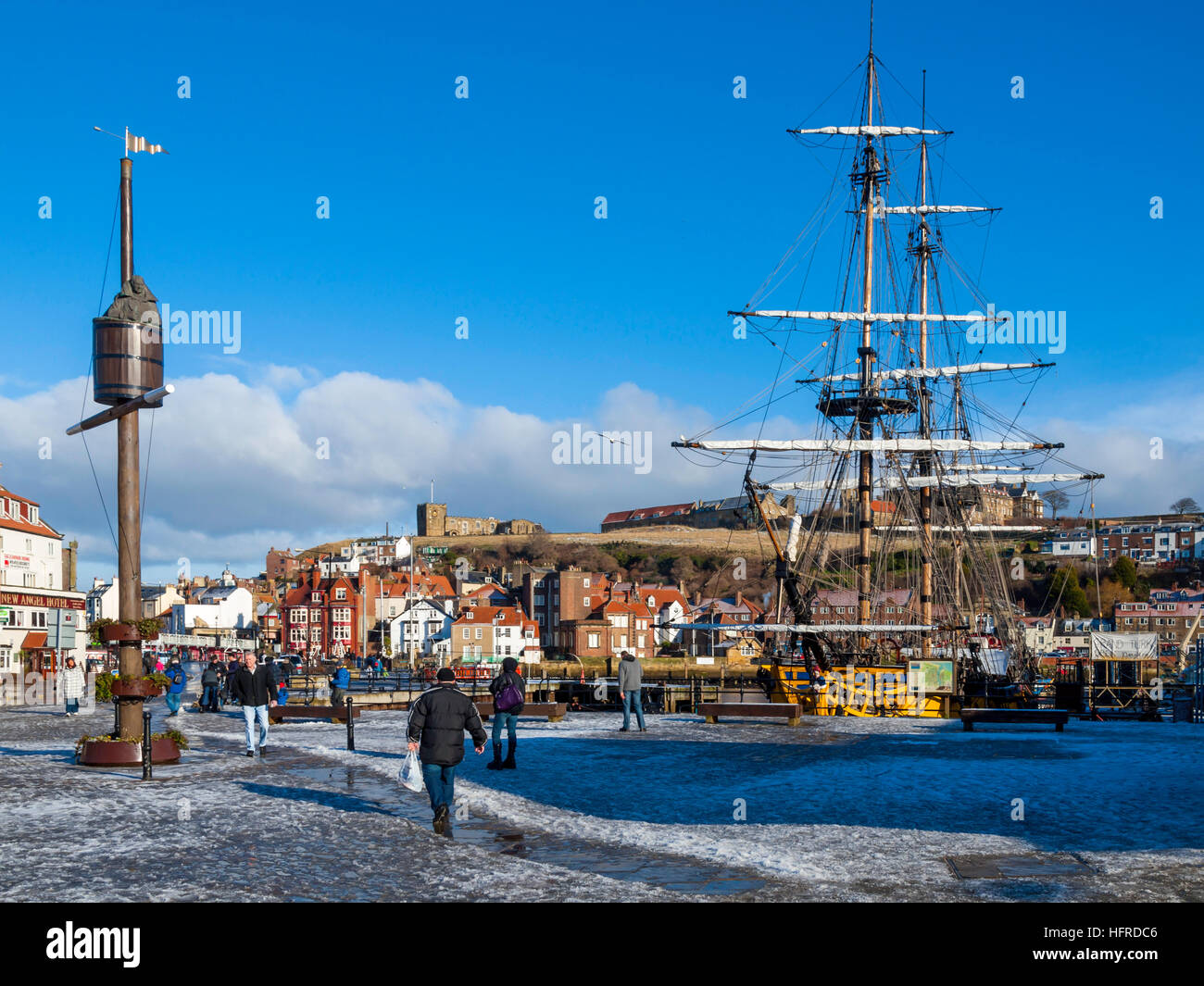 Crows nest sculpture whitby hi-res stock photography and images - Alamy