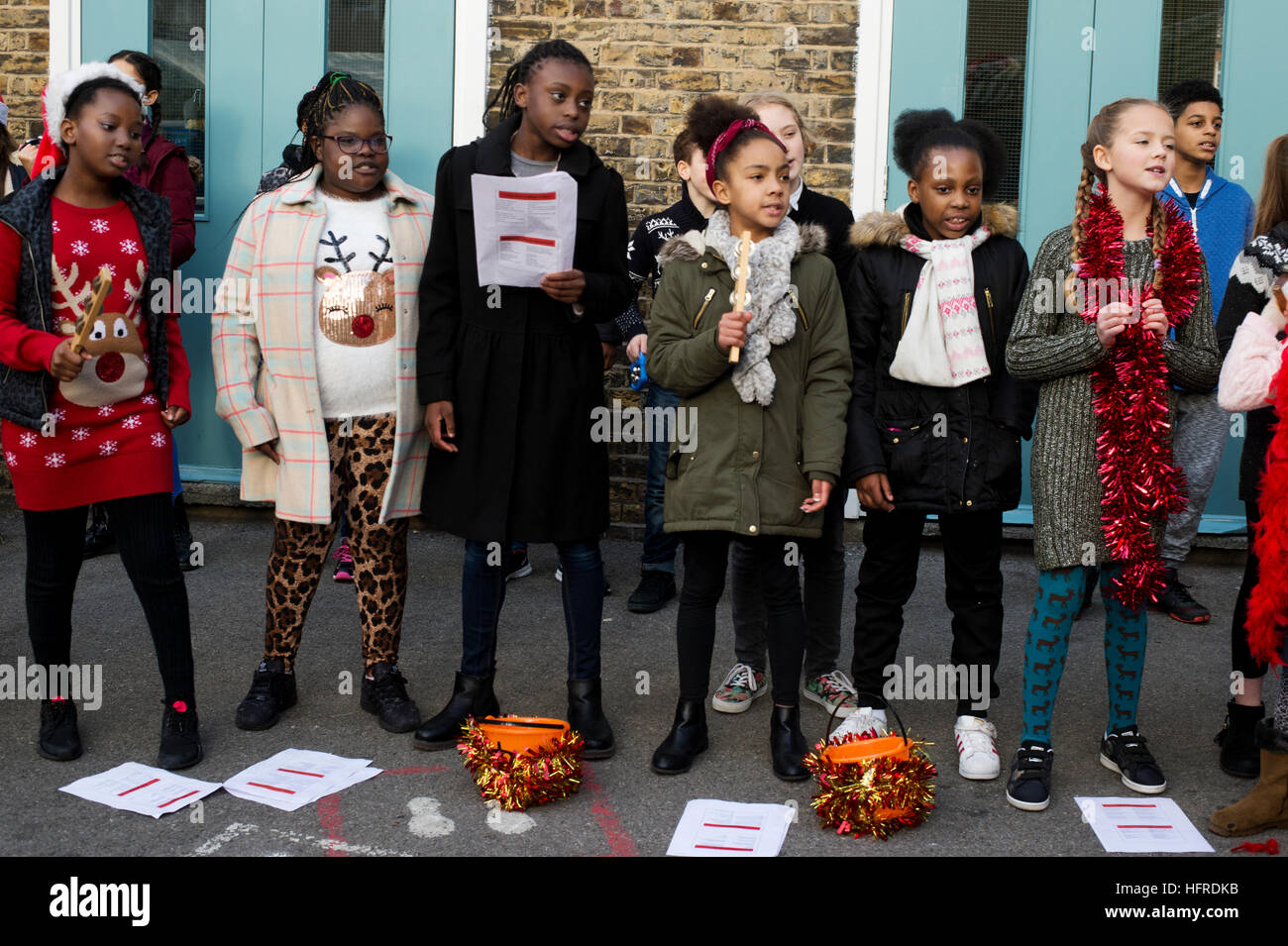 Carol singers hi-res stock photography and images - Alamy
