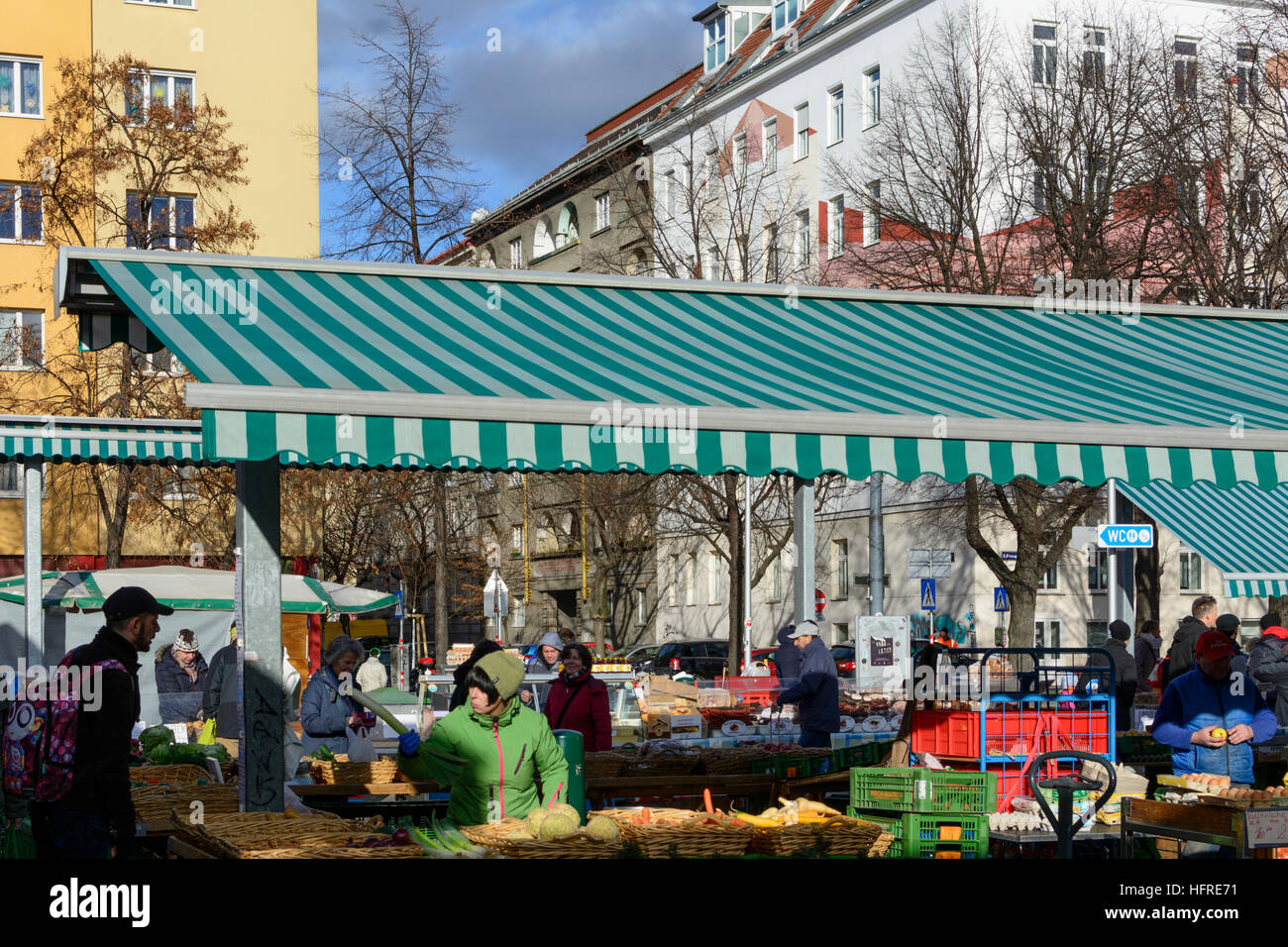 Wien, Vienna: street market in quarter Stuwerviertel, vegetable shop ...