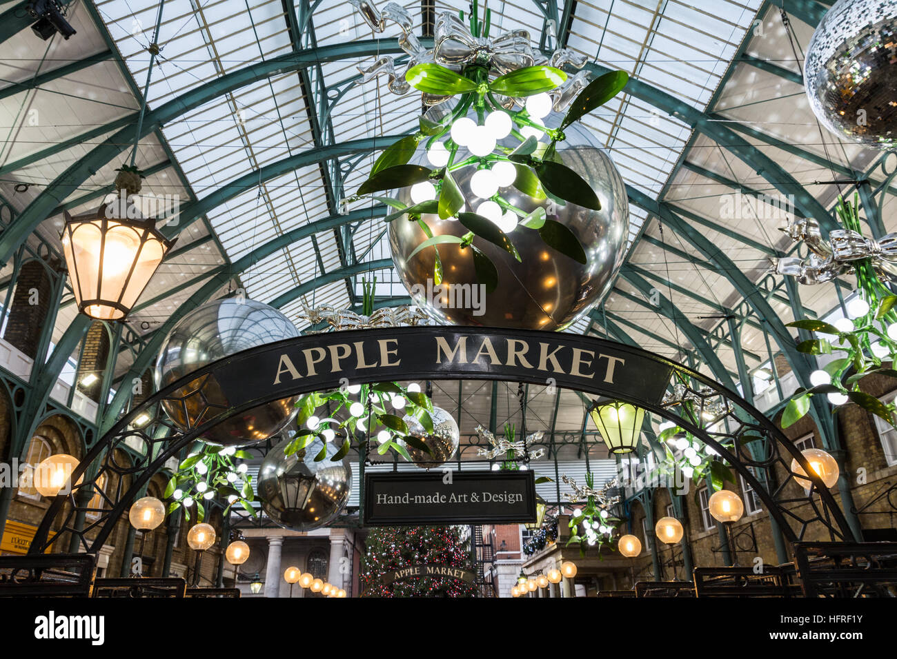 The interior of Covent Garden Apple Market in London's West End, UK ...