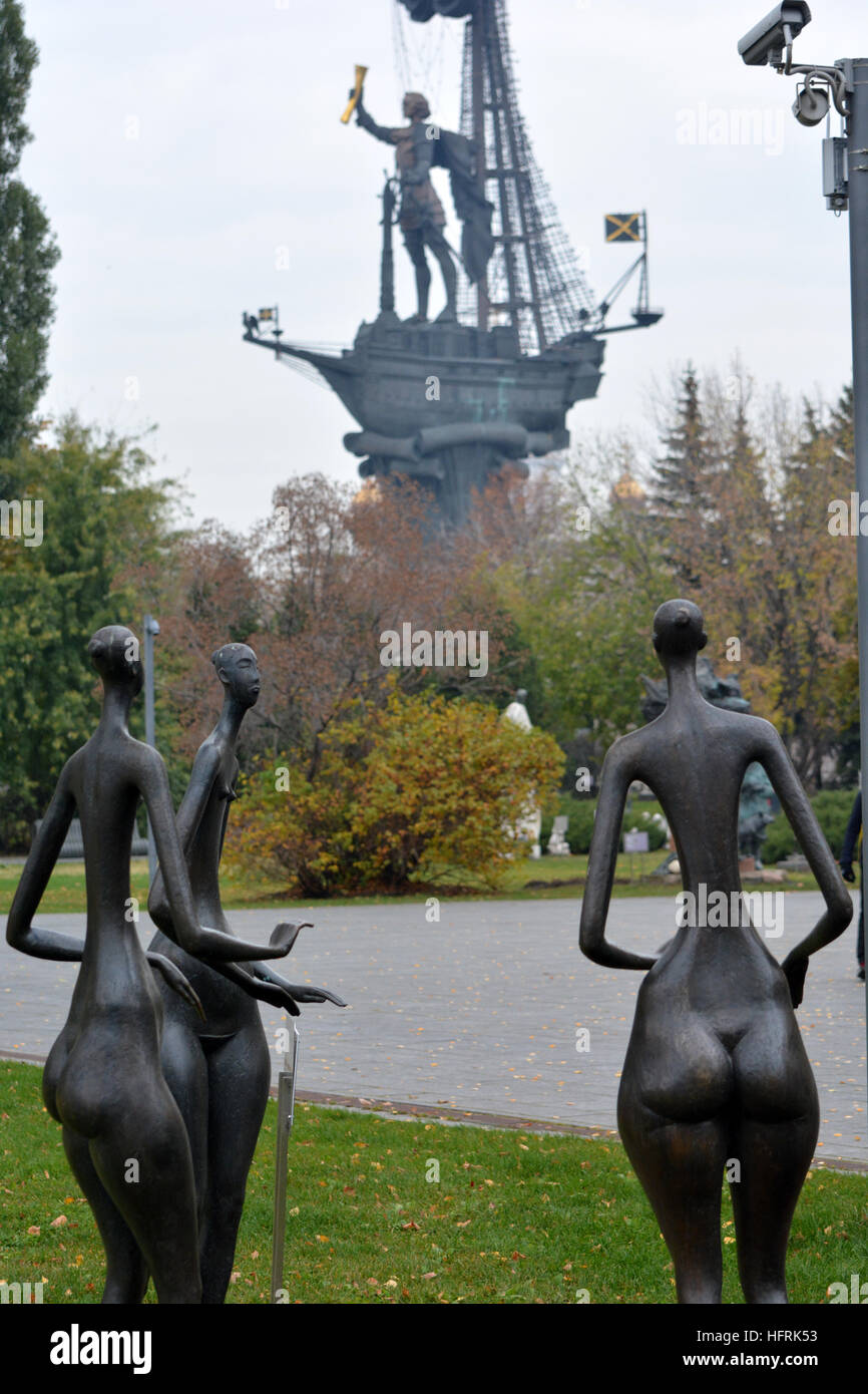 Statues in the Garden of Fallen Heroes, Moscow, Russia Stock Photo - Alamy