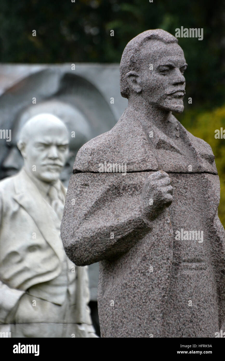 Statues of Lenin, Garden of the Fallen Heroes, Moscow, Russia Stock ...