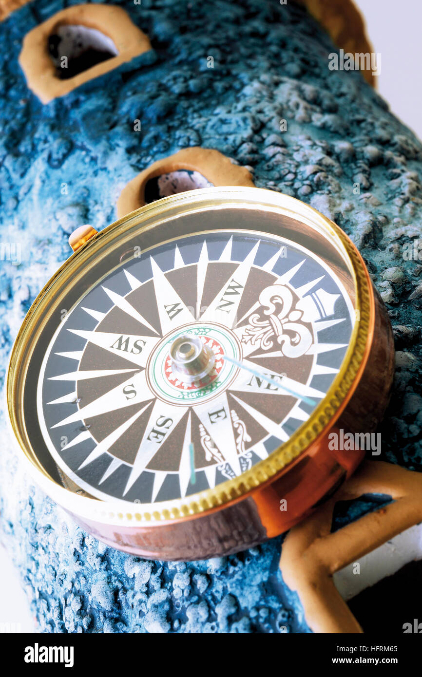 Ships compass hi-res stock photography and images - Alamy