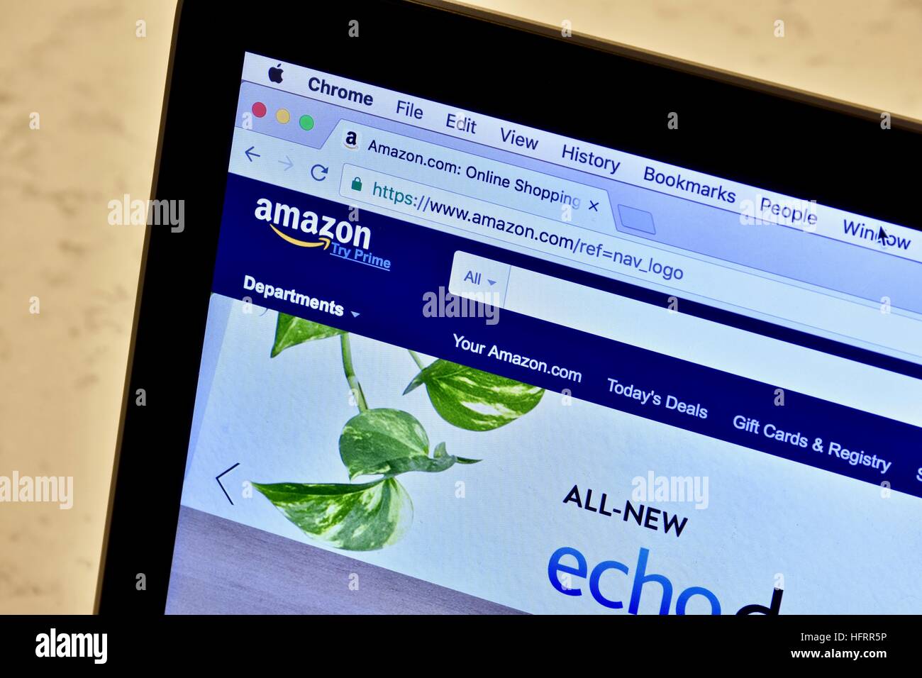 An Apple Macbook Pro displaying the Amazon webpage Stock Photo - Alamy