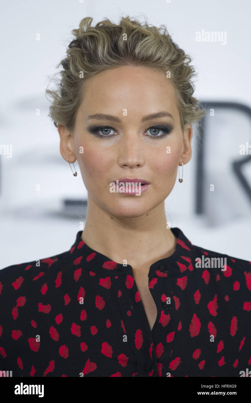 Celebrities attend a photocall for 'Passengers' in Claridge's Hotel in ...