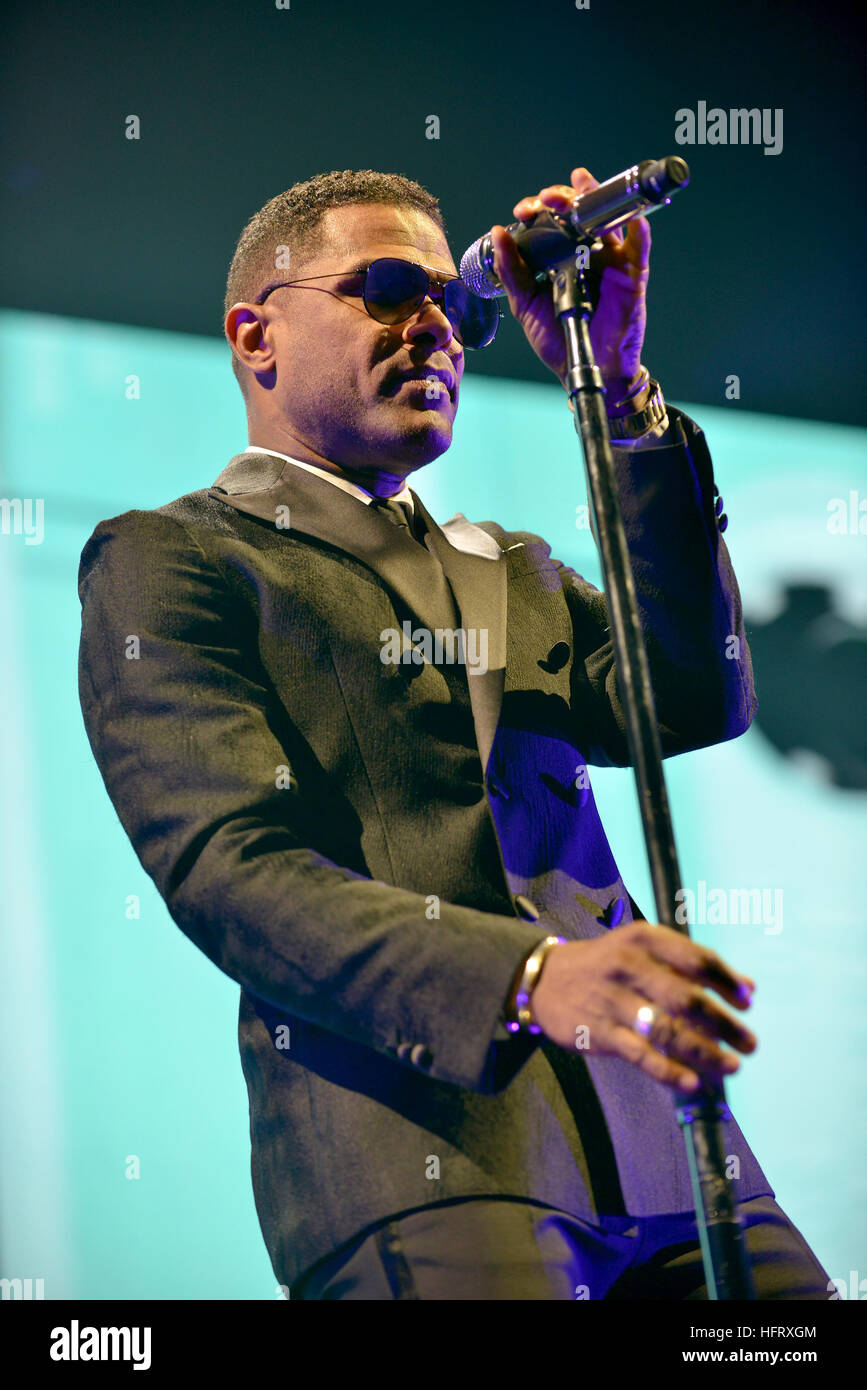 Maxwell performing live in concert supporting Mary J. Blige during her ...