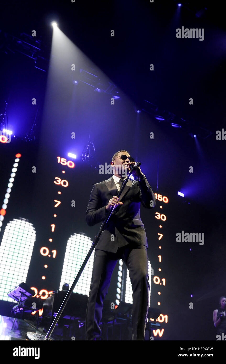 Maxwell performing live in concert supporting Mary J. Blige during her ...