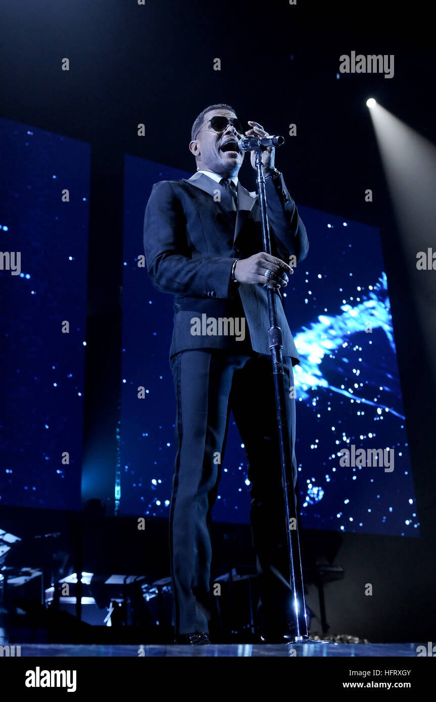 Maxwell performing live in concert supporting Mary J. Blige during her ...