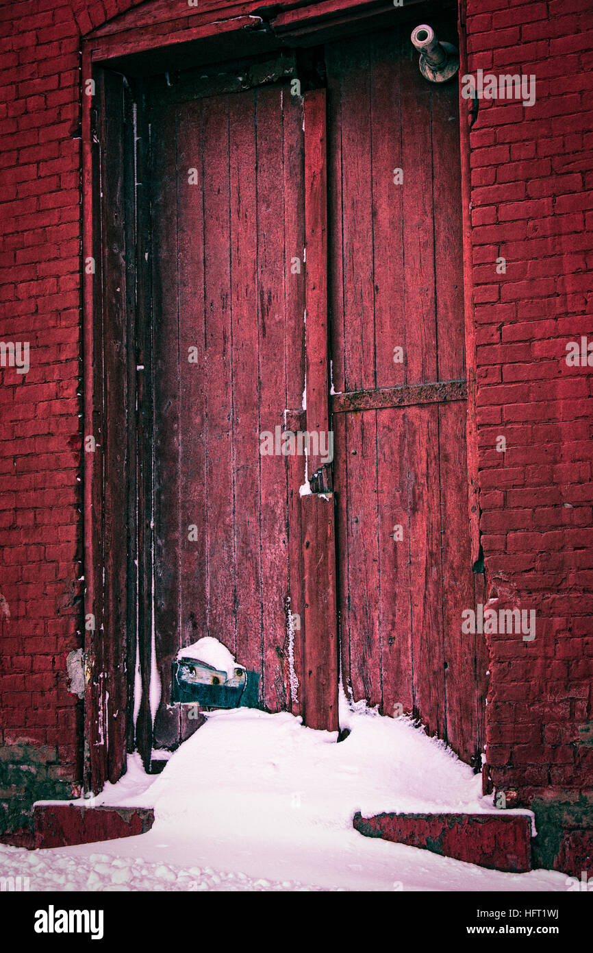 Red door snow hi-res stock photography and images - Alamy