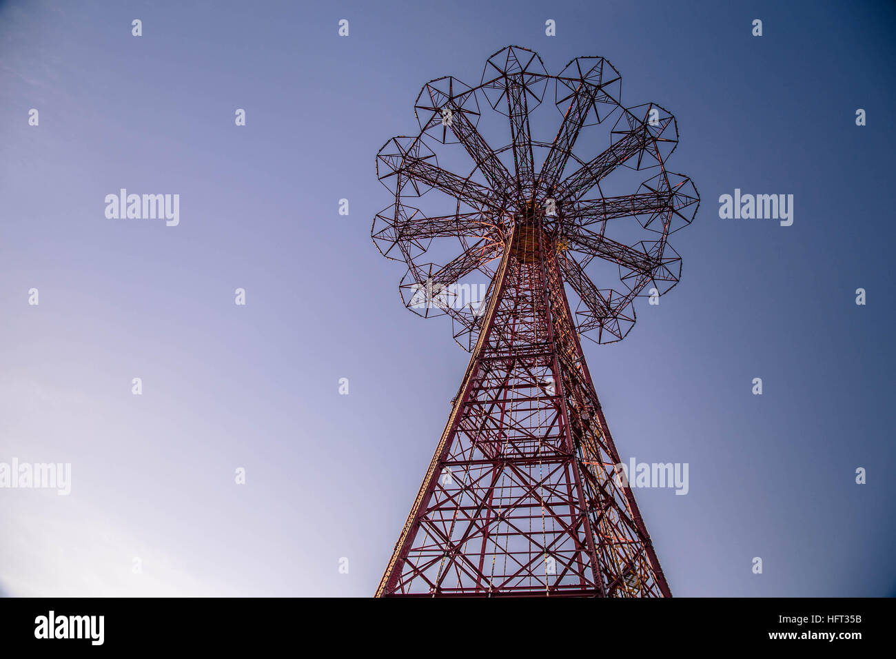 Amusement tower parachute hi-res stock photography and images - Alamy