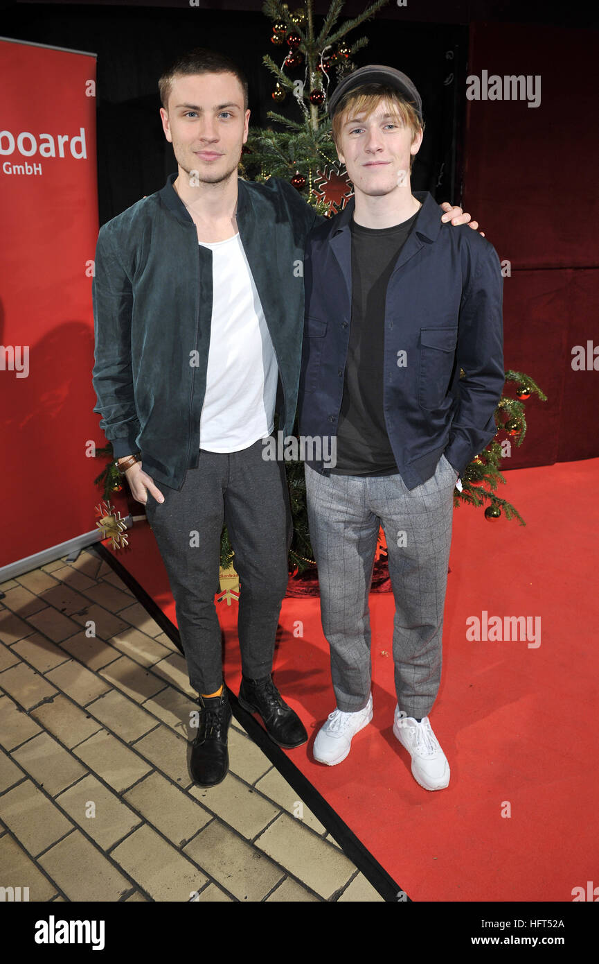 Louis hofmann jannik schumann hi-res stock photography and images - Alamy