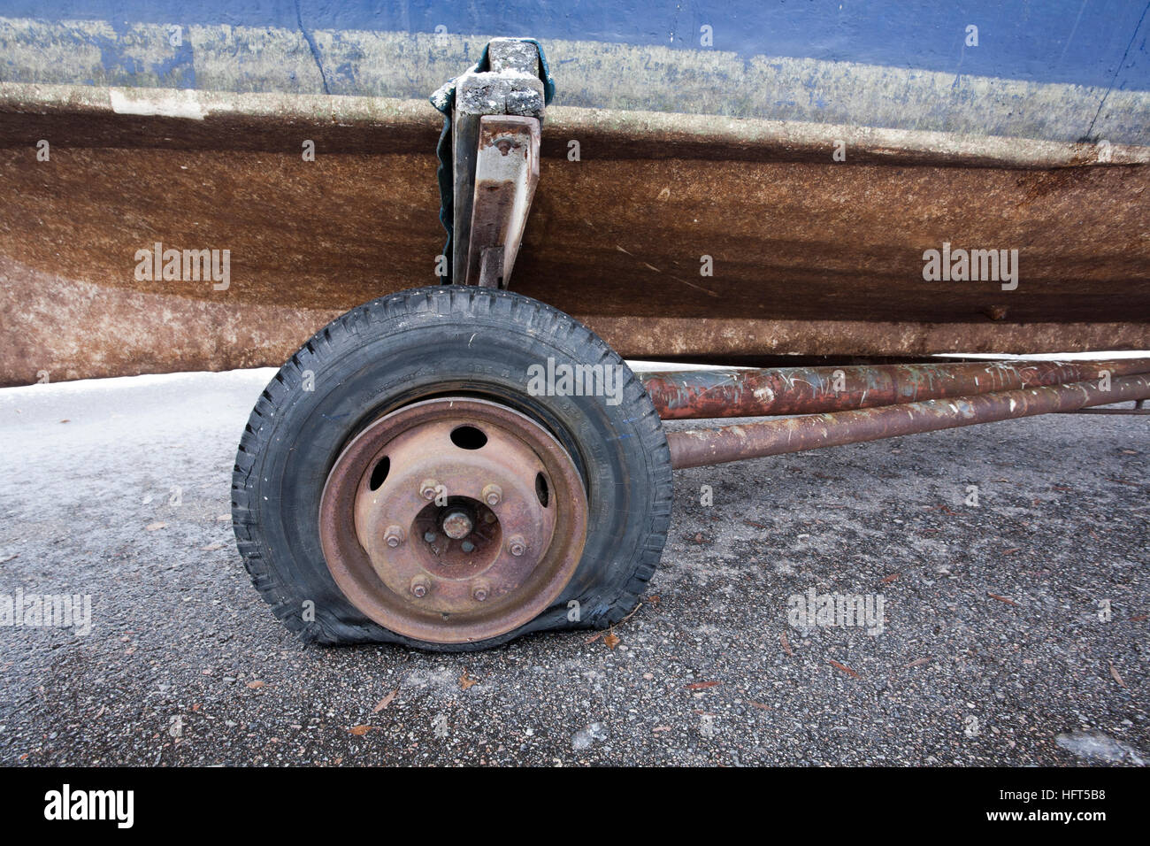 Flat tyre hi-res stock photography and images - Alamy