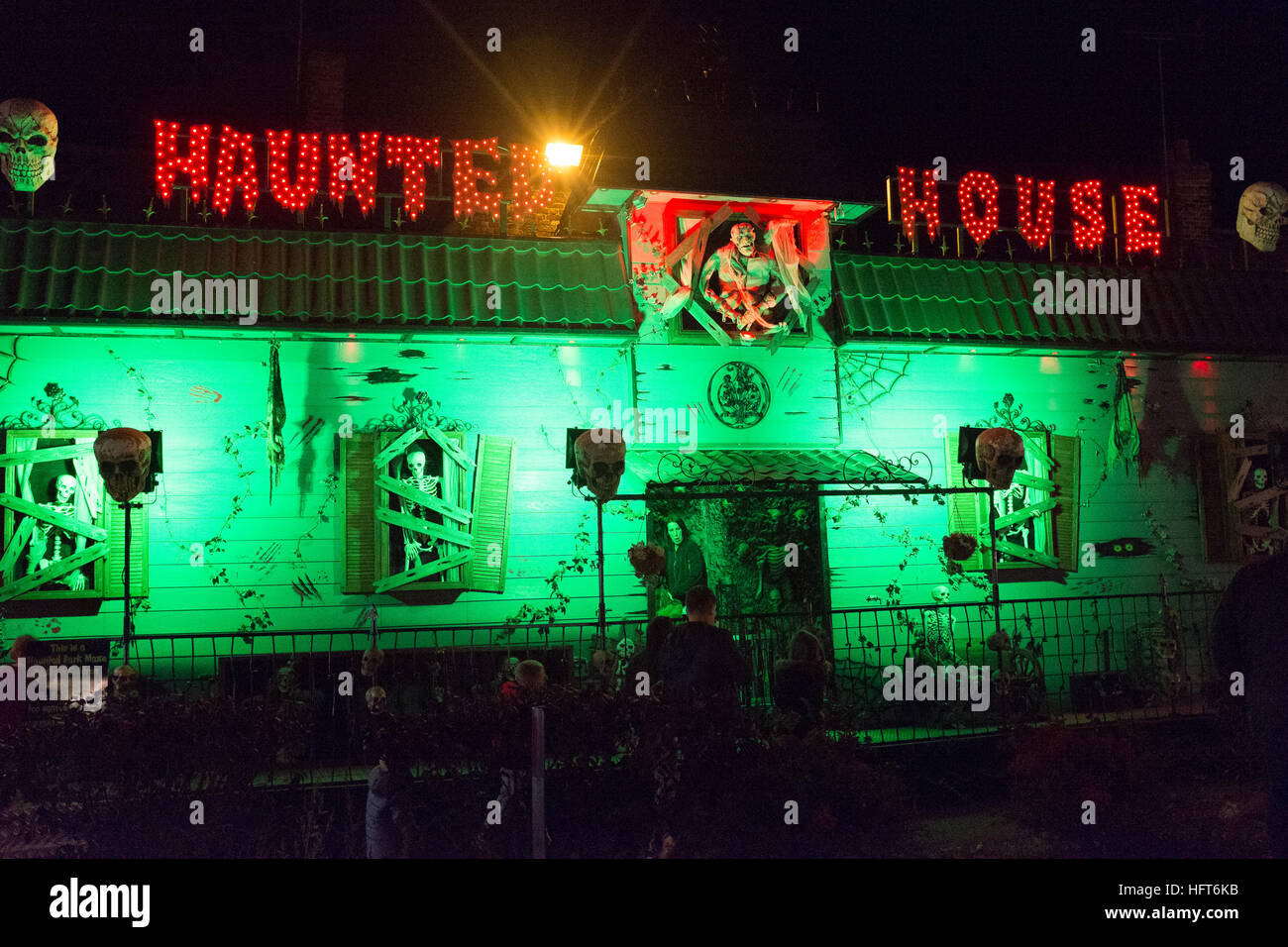 Haunted house sign hi-res stock photography and images - Alamy