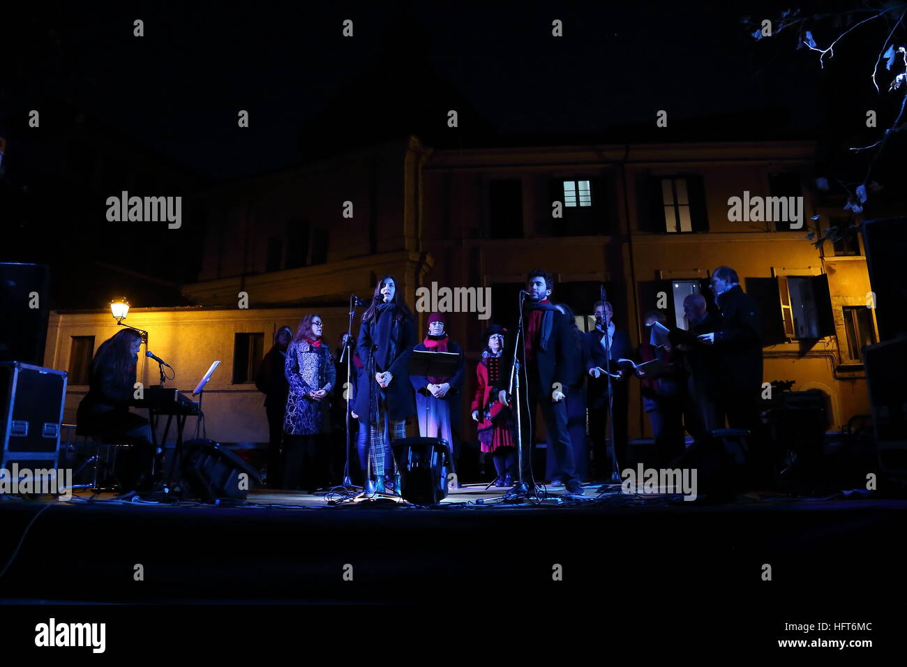 Musica popolare hi-res stock photography and images - Alamy