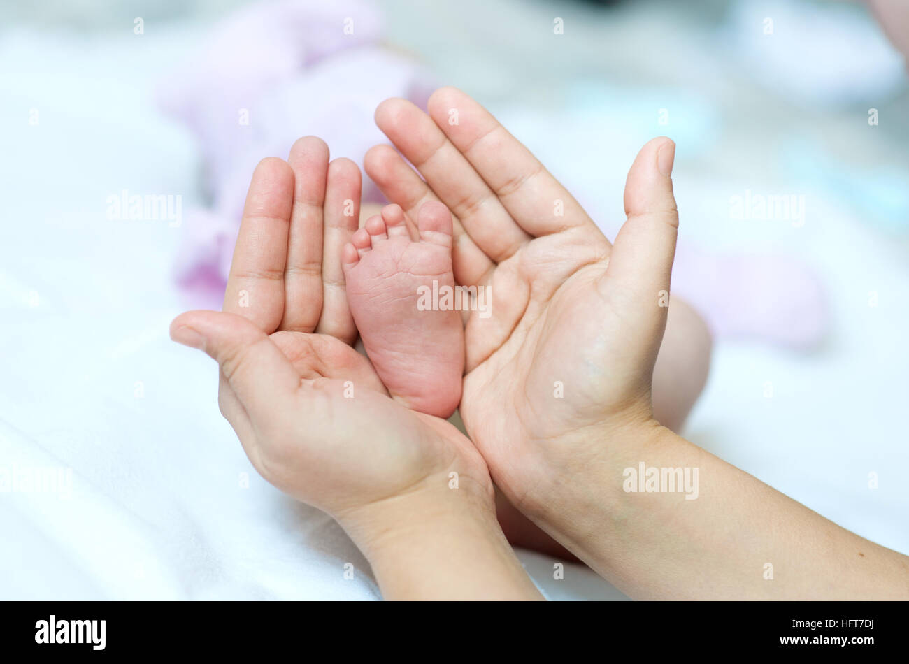 The mother keeps the little legs of his baby girl Stock Photo - Alamy