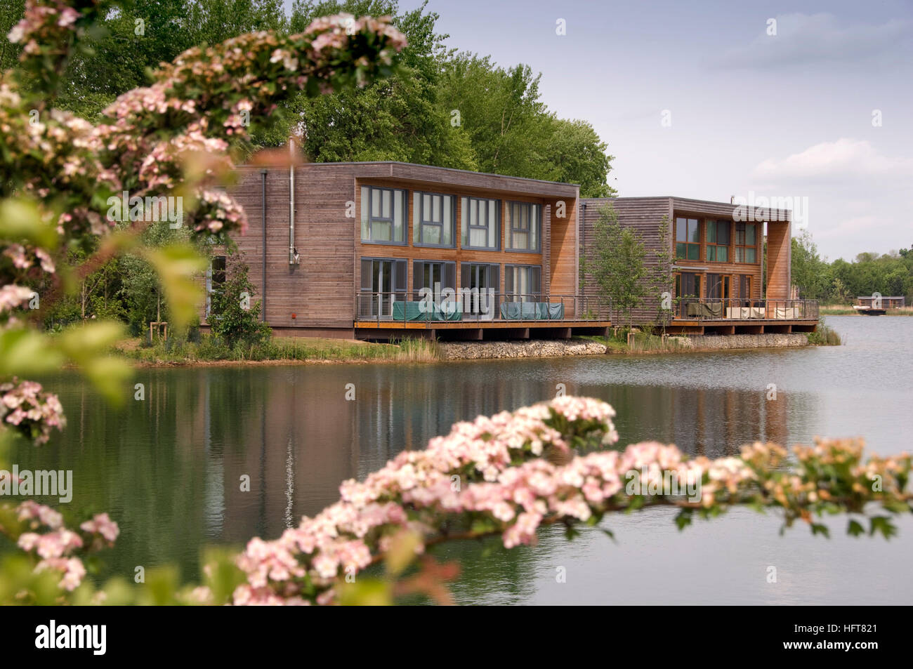 Lakes by Yoo, houses built around a series of Cotswolds lakes,Lechlade ...