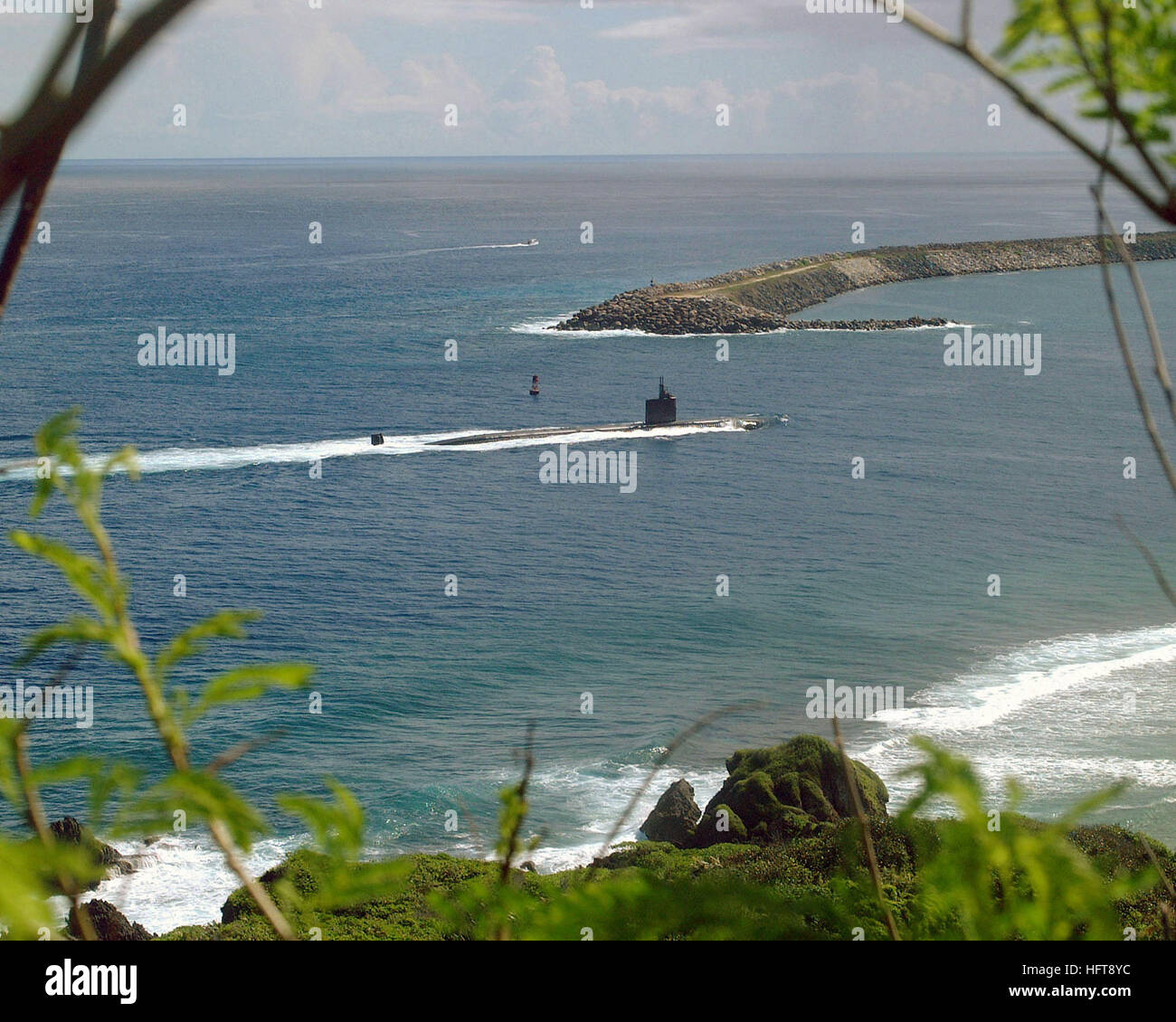 USS Tucson (SSN 770), a Los Angeles-class attack submarine, navigates ...