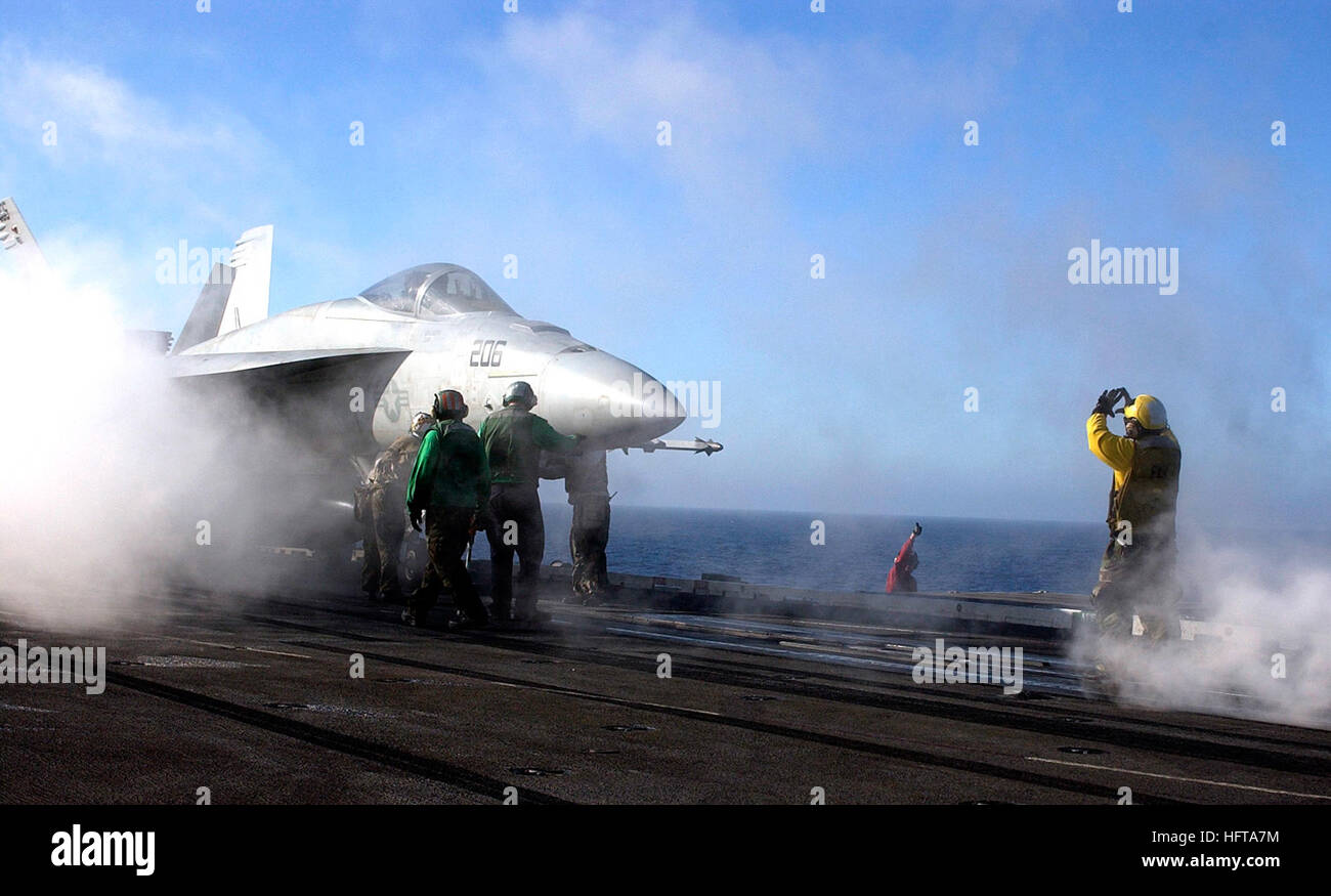 061120-N-7130B-155 Pacific Ocean (Nov. 20, 2006) - An aircraft handler ...