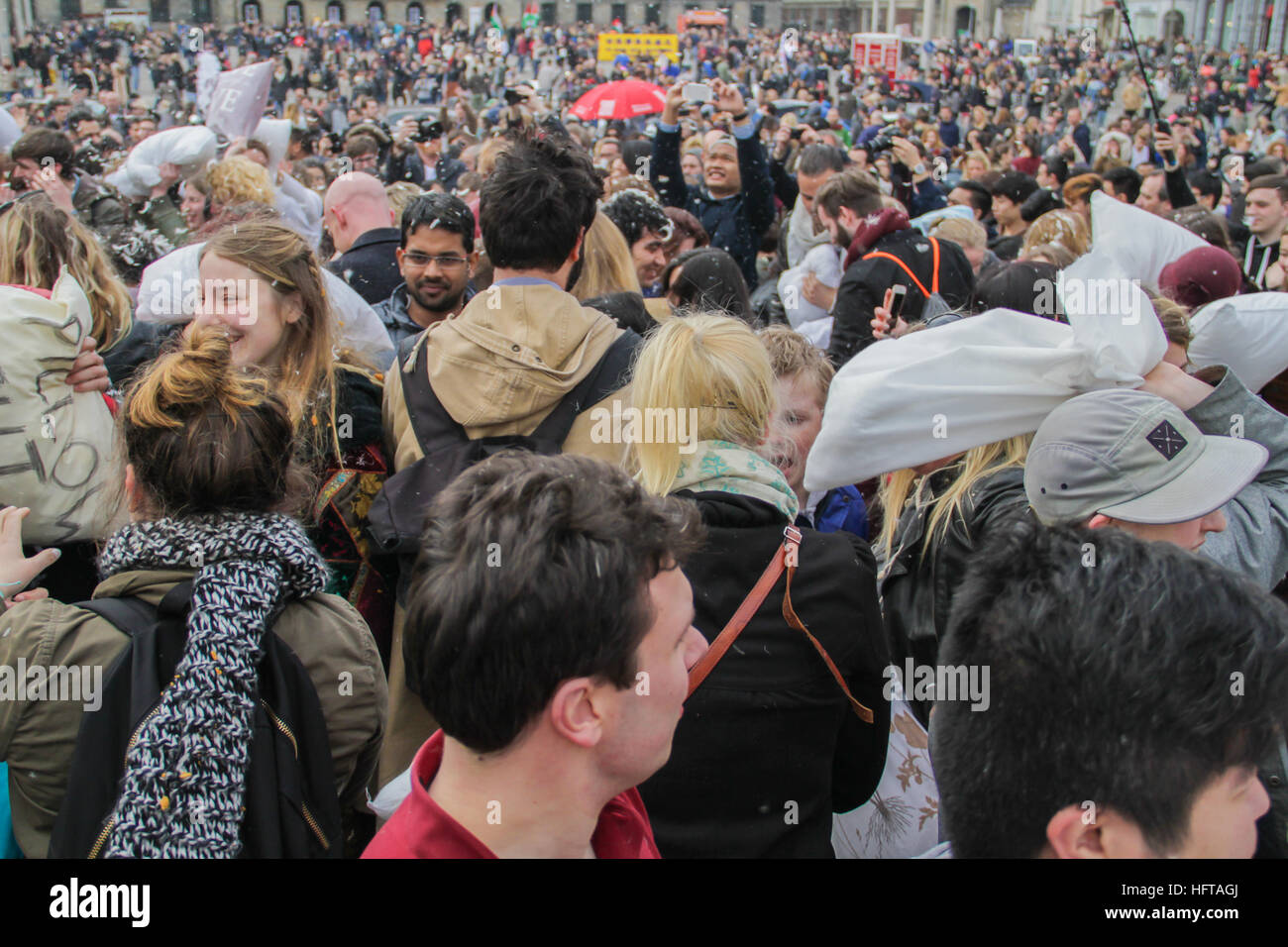 Crowd girl fight hi-res stock photography and images - Alamy