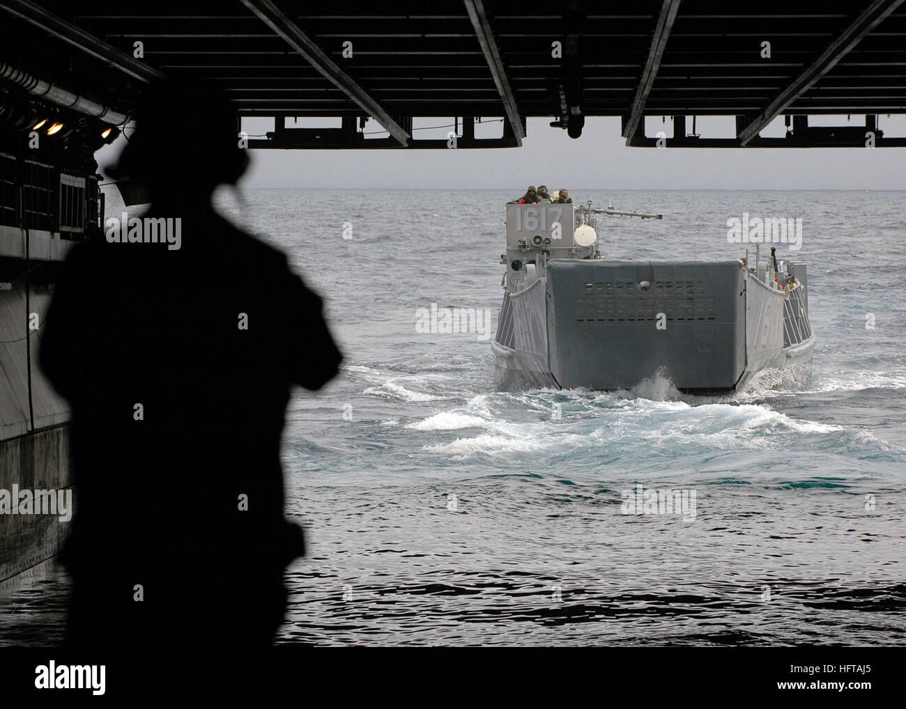 061127-N-8197M-017 Pacific Ocean (Nov. 27, 2006) - Landing Craft ...