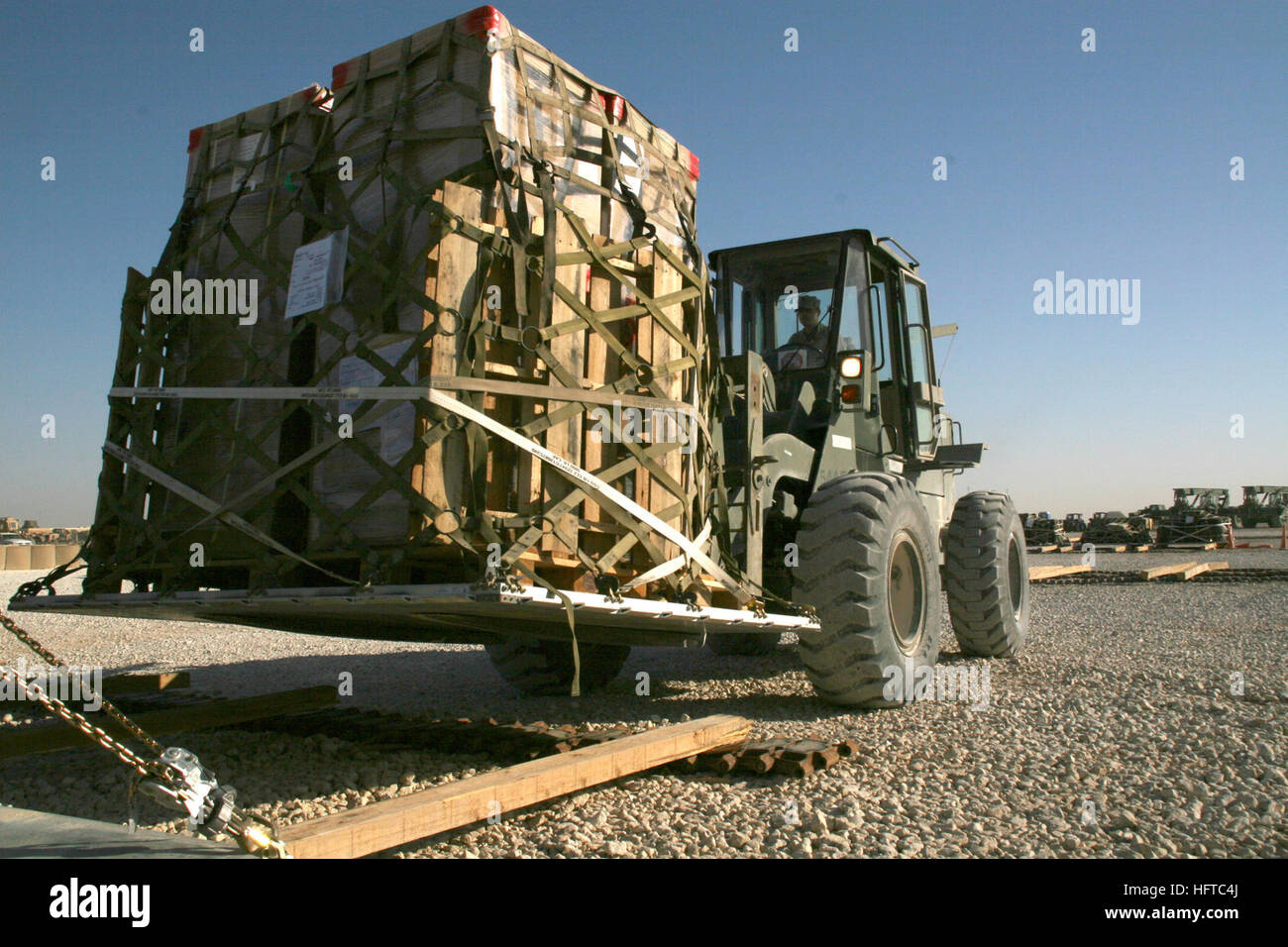 Navy Cargo Handling Battalion One (NCHB-1) conducts air-cargo transfer ...