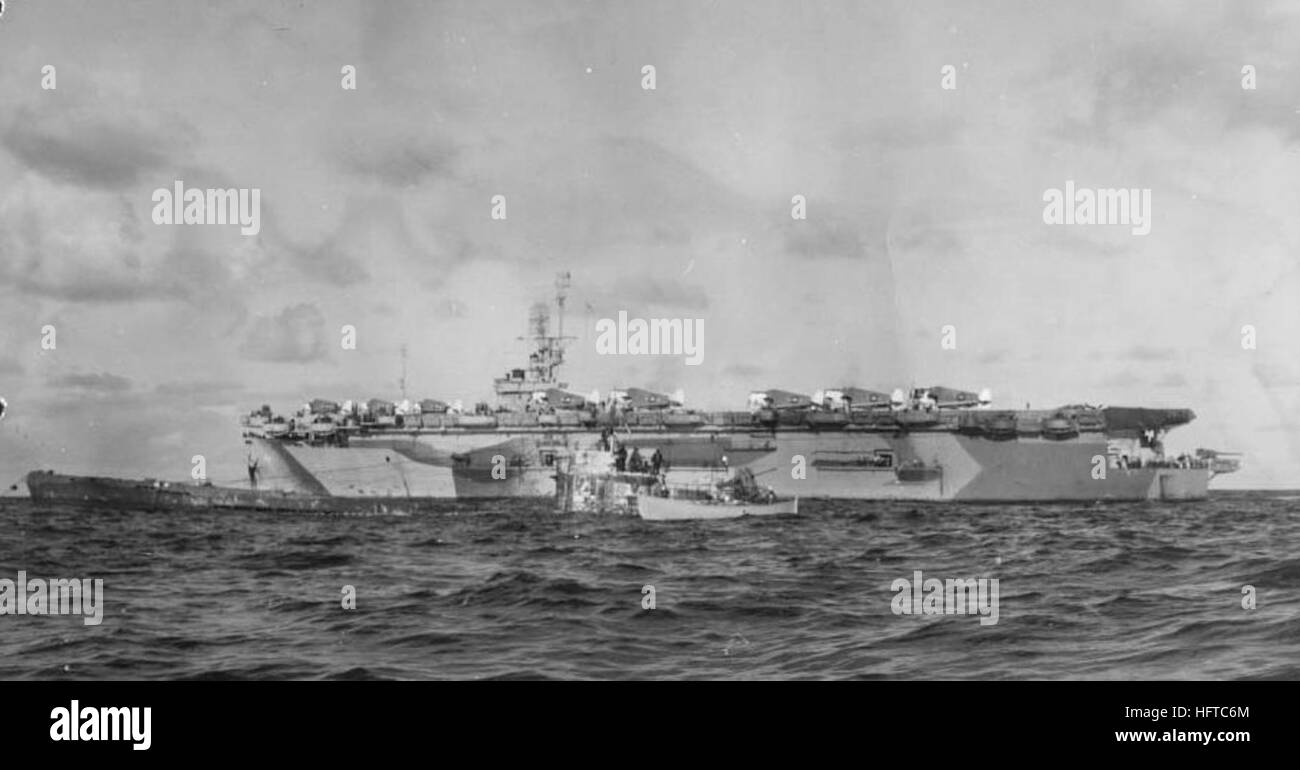 USS Guadalcanal (CVE-60) lying alongside captured U-505 Stock Photo - Alamy