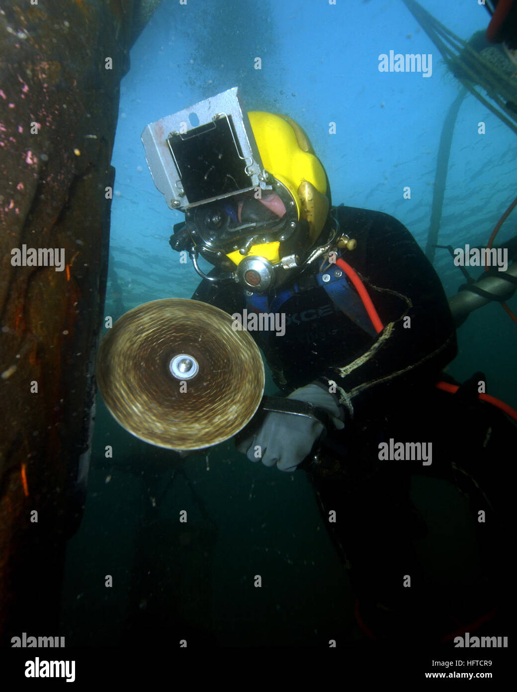 Diver ship maintenance hi-res stock photography and images - Alamy