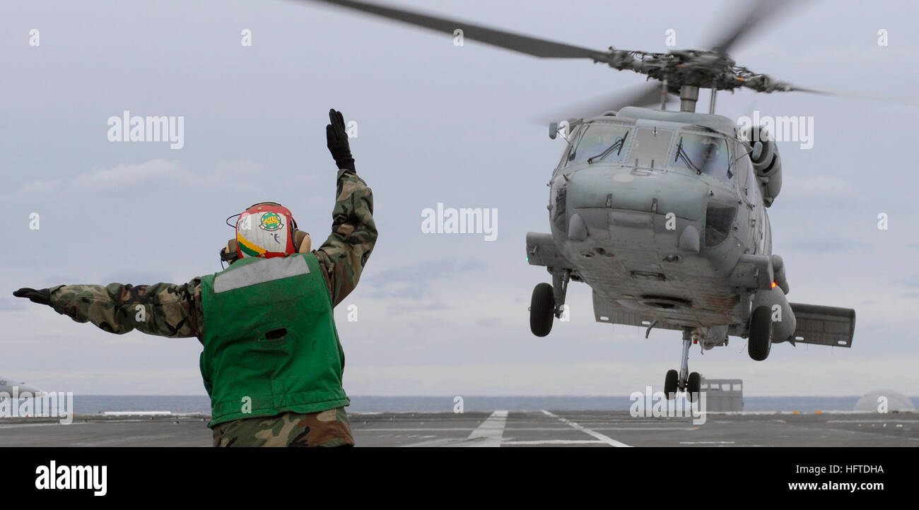 Underway seahawk helicopter landing hi-res stock photography and images ...
