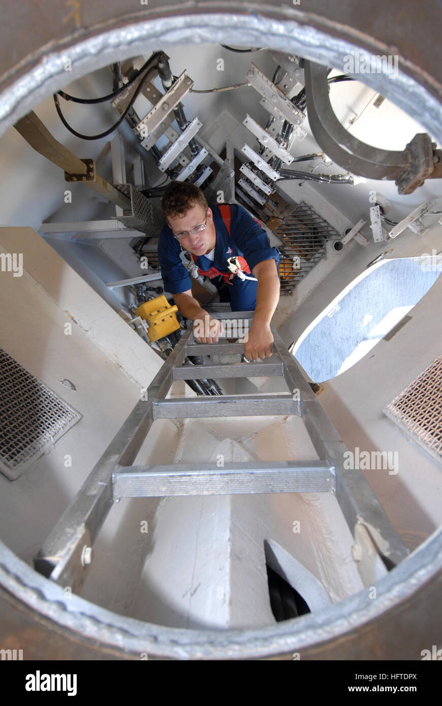 Destroyer ddg mast hi-res stock photography and images - Alamy